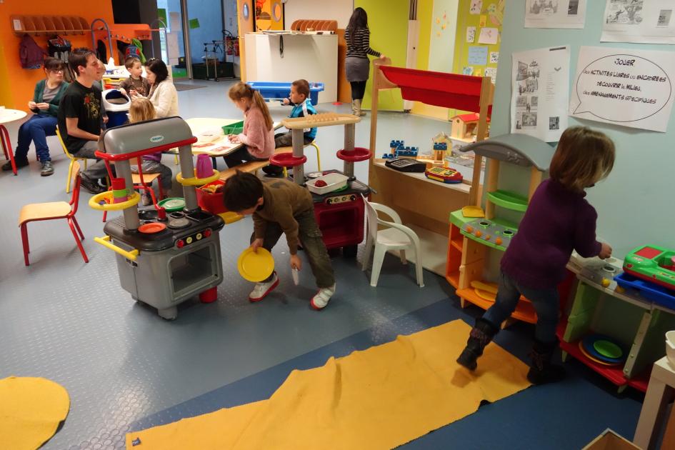 Qui a ouvert le coin poupée? | Yakamedia